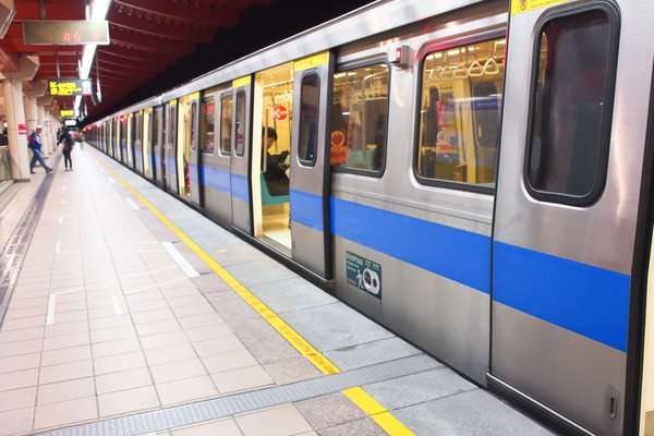 Metros | Spanish to English Translation - SpanishDictionary.com