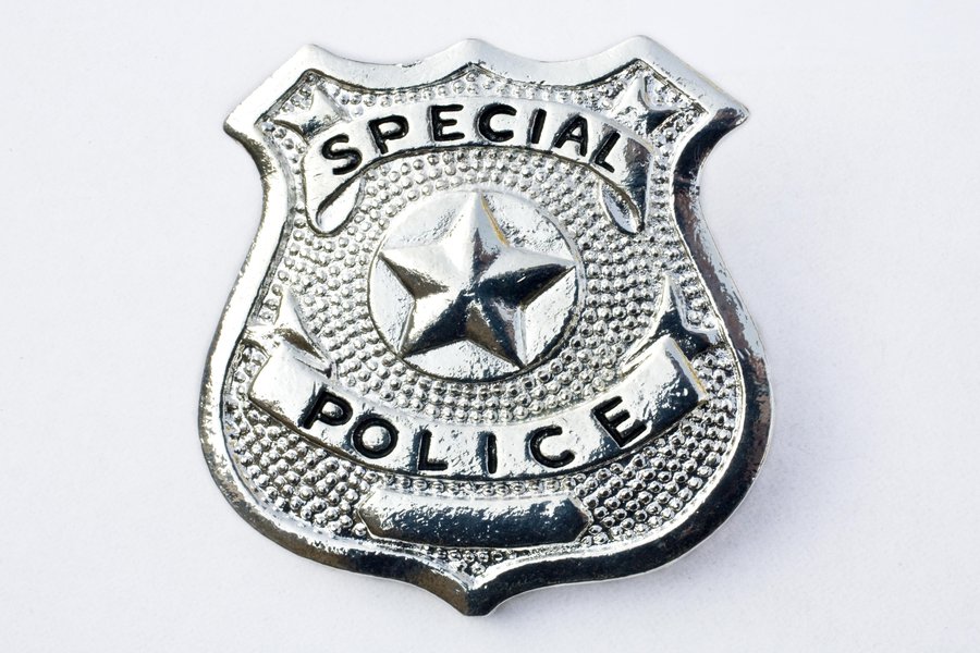 Badge in Spanish | English to Spanish Translation - SpanishDictionary.com