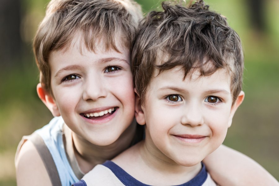 Hermano menor | Spanish to English Translation - SpanishDictionary.com